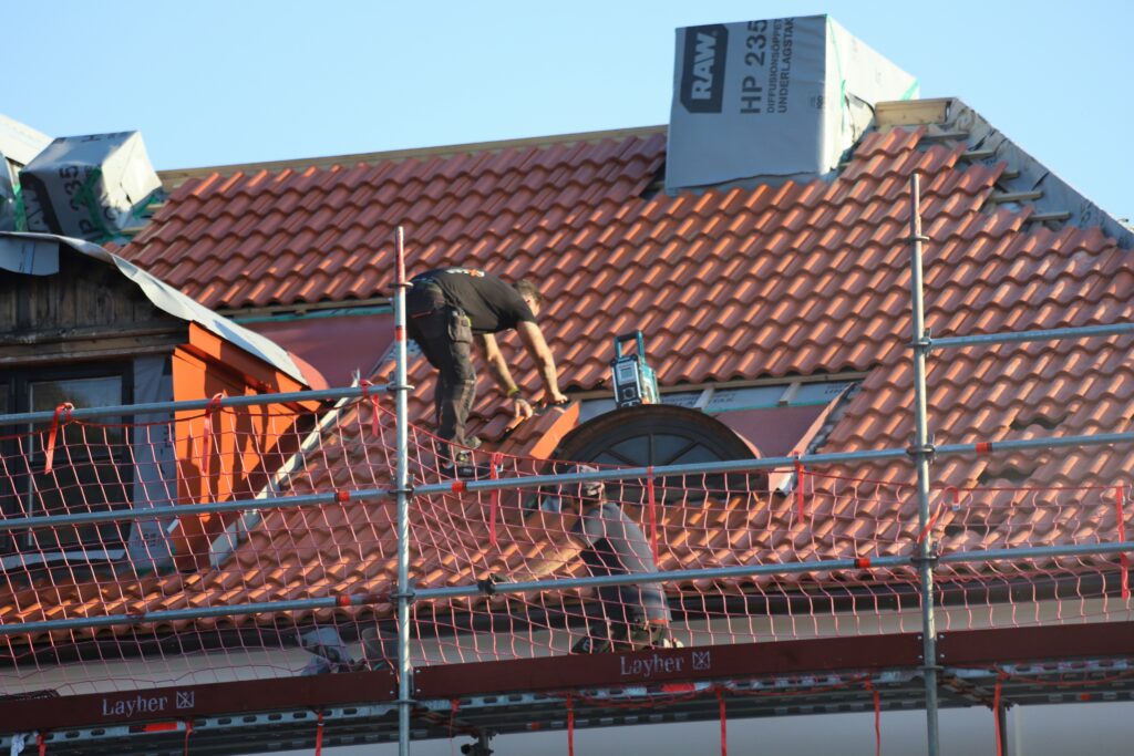 Dachpappe verlegen: Schritt-für-Schritt Anleitung